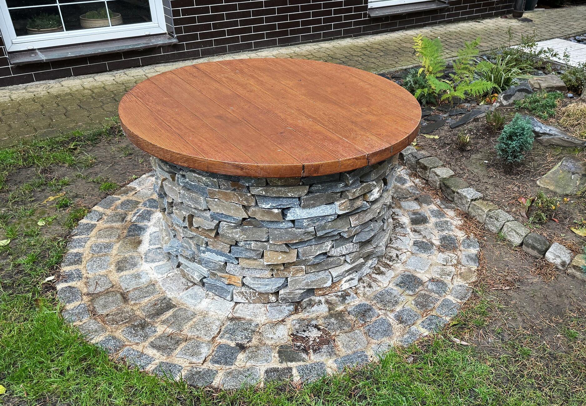 Betonový poklop na studnu DEKOR dřevo | Beton E-shop